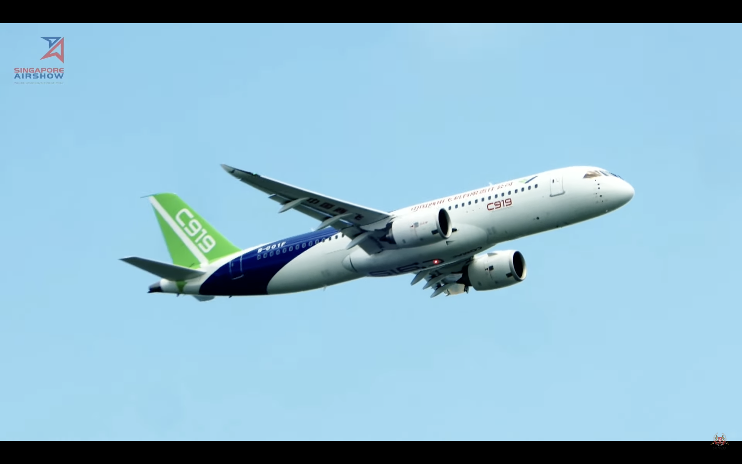 C919首度亮相国际航展！三大飞机制造巨头同场“竞技”，波音缺席飞行表演_中金在线财经号